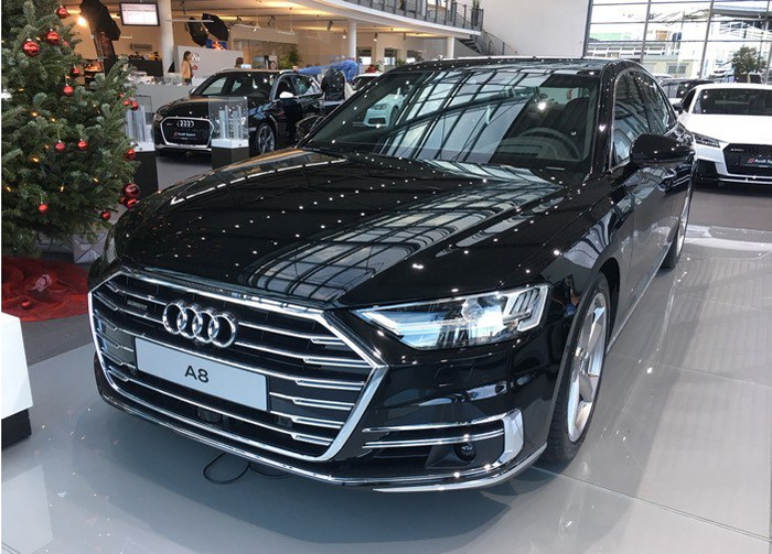 全国首辆18款奥迪A8L到店，网友：看到这个内饰果断放弃奔驰S级