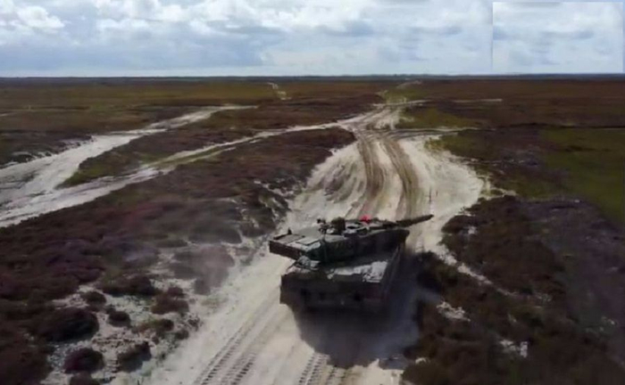 中国99A坦克对俄国T72说：我倒着开，打炮照样秒你！