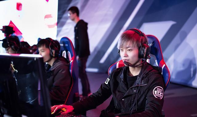 EDG发布转会公告, Korol童扬转会到皇族RNG!