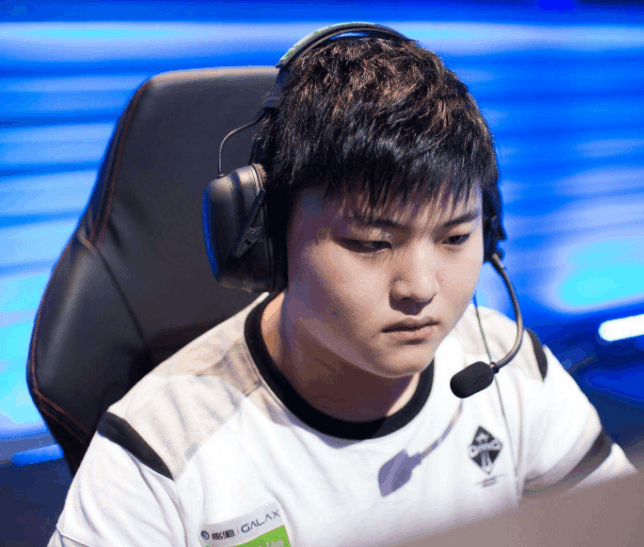 LOL: iboy直播挂厂长机, 留下厂长一脸懵逼 网友: 学习UZI?