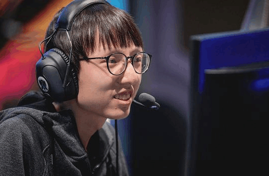 LOL: iboy直播挂厂长机, 留下厂长一脸懵逼 网友: 学习UZI?