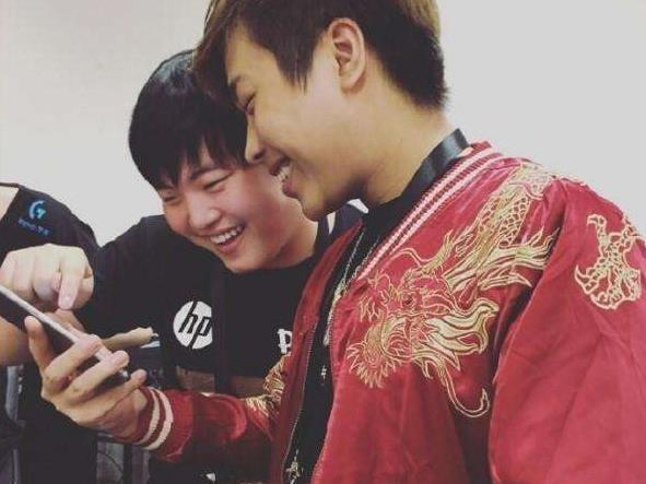 IG夺冠13天后uzi首次露面, 网红女友uu陪伴左右, 卢本伟约看电影