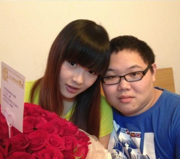 PDD和沈灵敏要结婚了 UU小号送祝福并解释“UU一血PDD...”_新浪新闻