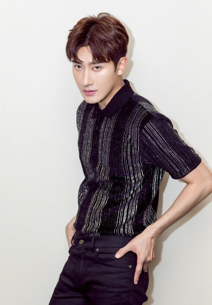 前Super Junior-M成员周觅高调现身, 欧巴腿长两米的节奏啊