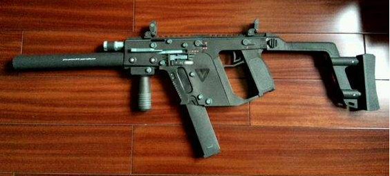 绝地求生：这4把枪后坐力很小，uzi上榜，掌握好图四中近距离很强