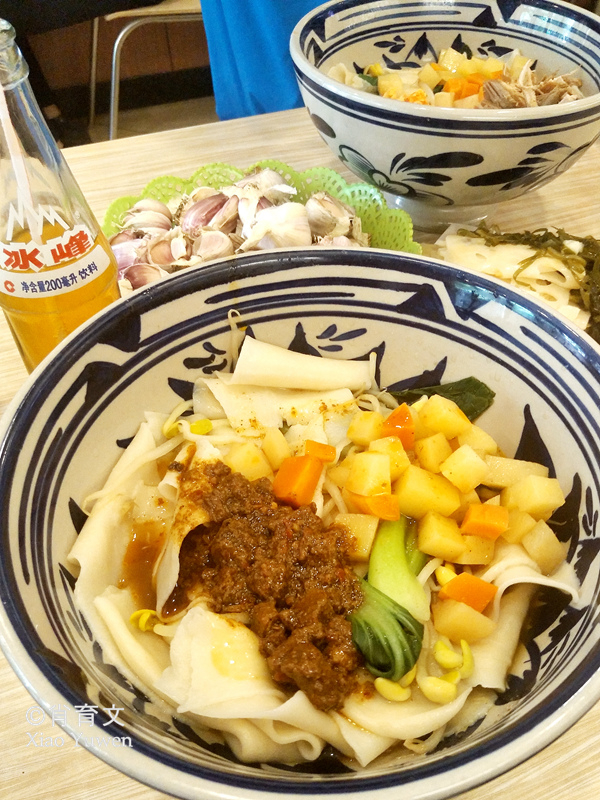 舌尖上的中国之陕西裤带面Biang Biang面，板凳不坐非要蹲着吃