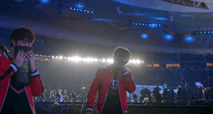 S7决赛幕后视频流出: Faker的这一个回眸, 看得人心碎!|鸟巢|回眸|决赛_新浪新闻