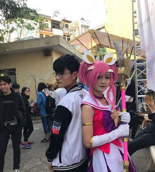 越南小哥Cos大魔王Faker走红 宛如真人亲临现场！|越南|大魔王|走红_新浪新闻