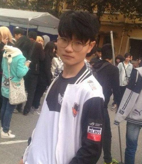 越南小哥Cos大魔王Faker走红 宛如真人亲临现场！|越南|大魔王|走红_新浪新闻