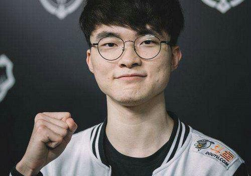 越南小哥Cos大魔王Faker走红 宛如真人亲临现场！|越南|大魔王|走红_新浪新闻