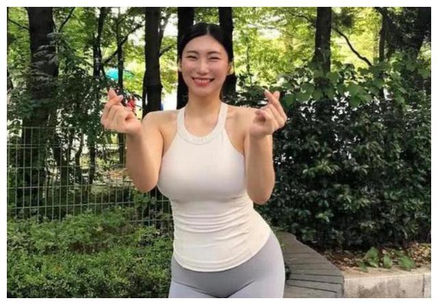 42岁阿姨健身照走红,嫁25岁帅小伙生双胞胎,网友:这身材绝了