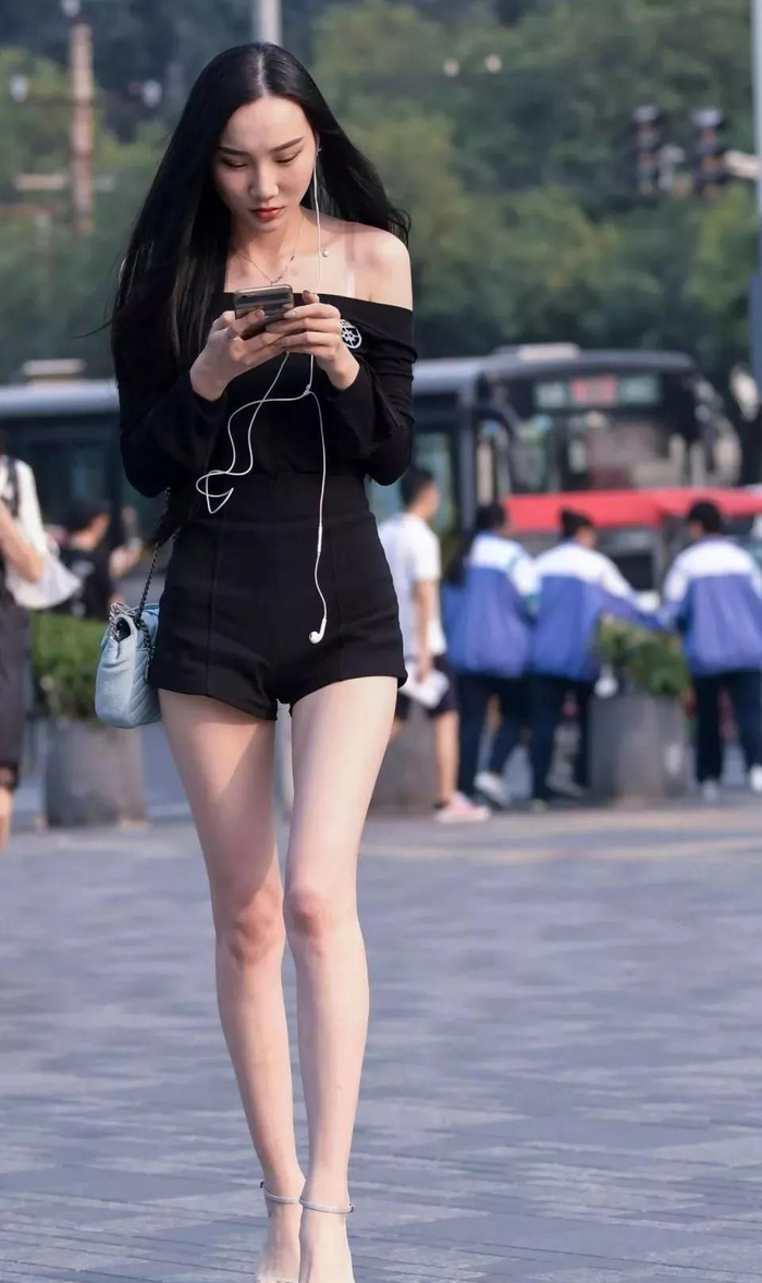 街拍：第一位美女有180cm身高，白皙的大长腿，真养眼|美女|低胸装|小姐姐_新浪新闻