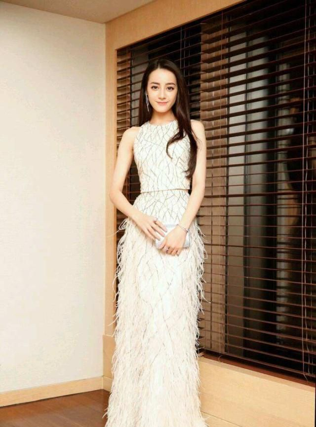 当红女星的身高体重：热巴168cm、47kg，看到唐嫣我不淡定了