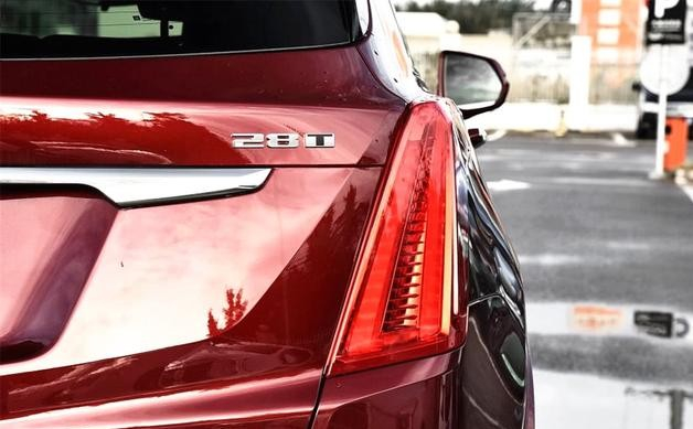 凯迪拉克最火SUV，全系降5万，2.0T+9AT，比奥迪Q5霸气多了！