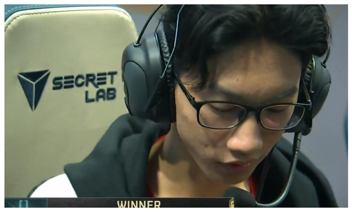 DWG晋级S9小组赛，余霜主动整活，晒出了管泽元的“旗袍秀”