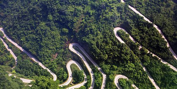 中国最危险盘山公路,共有99道弯,老司机都不敢上