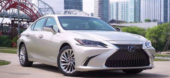 为什么雷克萨斯es200定位为中大型车？