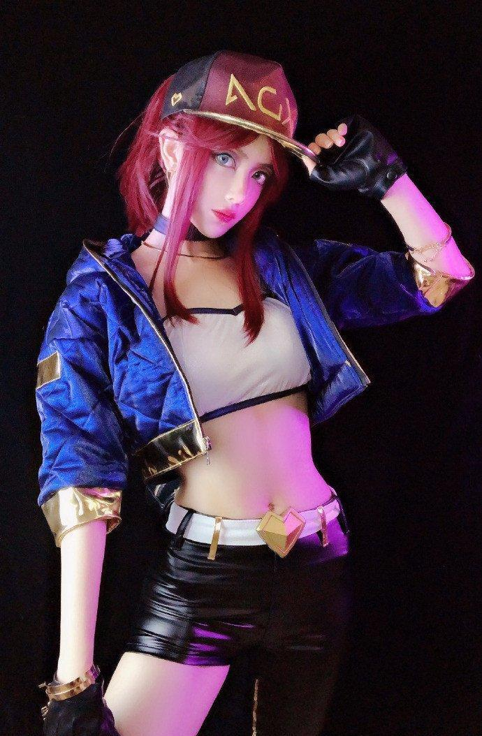 她坐拥300万粉丝，cos小丑高度还原，但Faker最爱她的阿卡丽