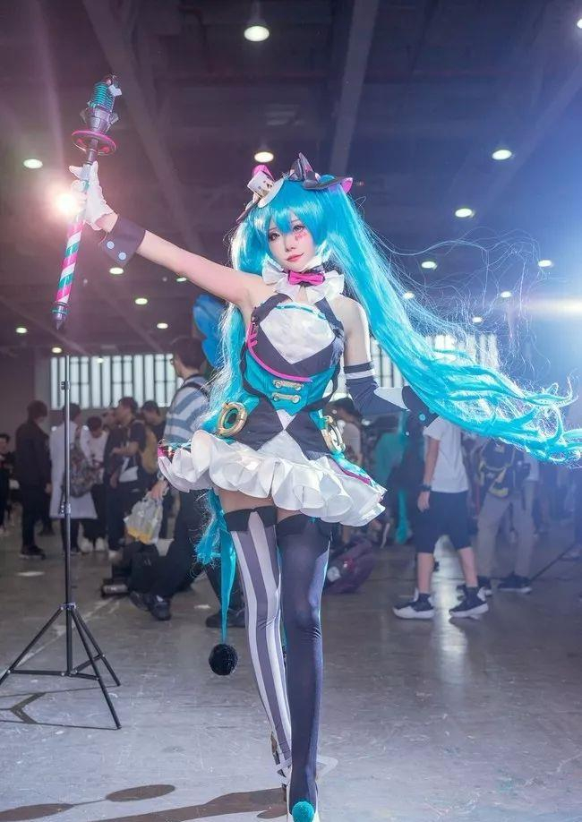 漫展COS美图：初音未来——长腿魔法少女，这生图是魔鬼吧！|初音未来|魔法少女|美图_新浪新闻