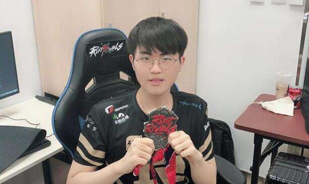 姿态和letme参与解说，评价theshy吸血鬼很真实|吸血鬼|姿态|比赛_新浪新闻