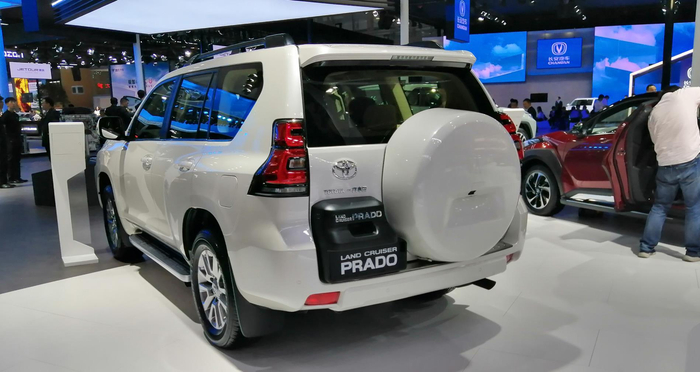 新款普拉多上市，搭配3.5L+6AT，内饰配置升级，价格和老款看齐