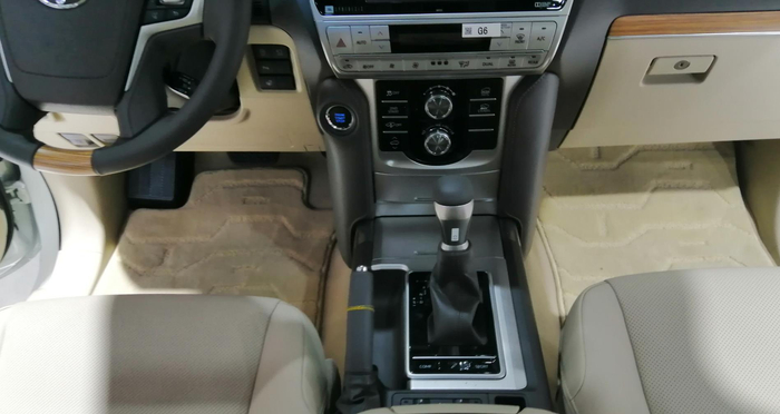 新款普拉多上市，搭配3.5L+6AT，内饰配置升级，价格和老款看齐