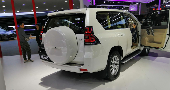 新款普拉多上市，搭配3.5L+6AT，内饰配置升级，价格和老款看齐