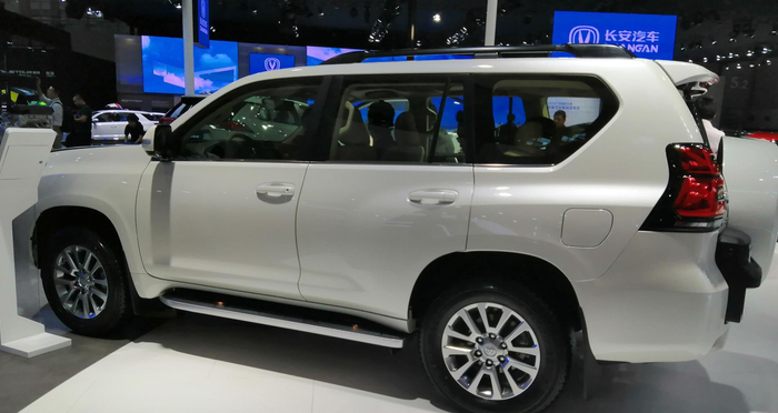 新款普拉多上市，搭配3.5L+6AT，内饰配置升级，价格和老款看齐