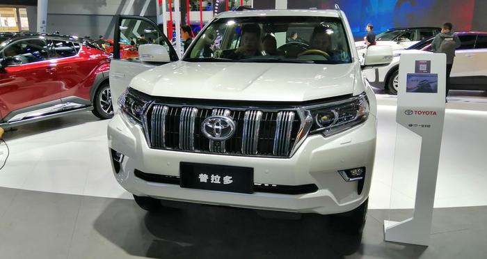 新款普拉多上市，搭配3.5L+6AT，内饰配置升级，价格和老款看齐