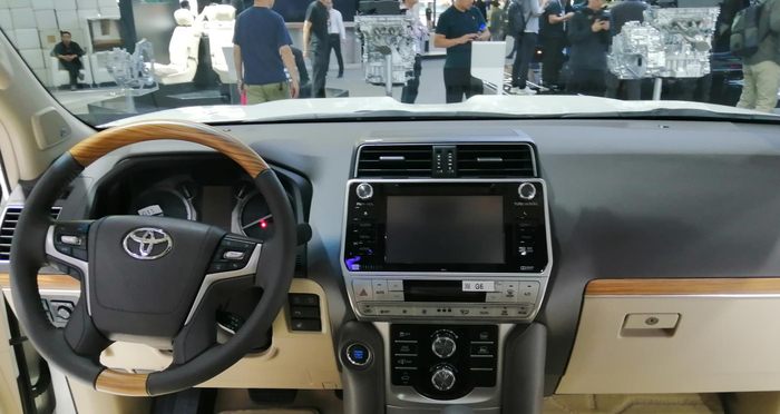 新款普拉多上市，搭配3.5L+6AT，内饰配置升级，价格和老款看齐