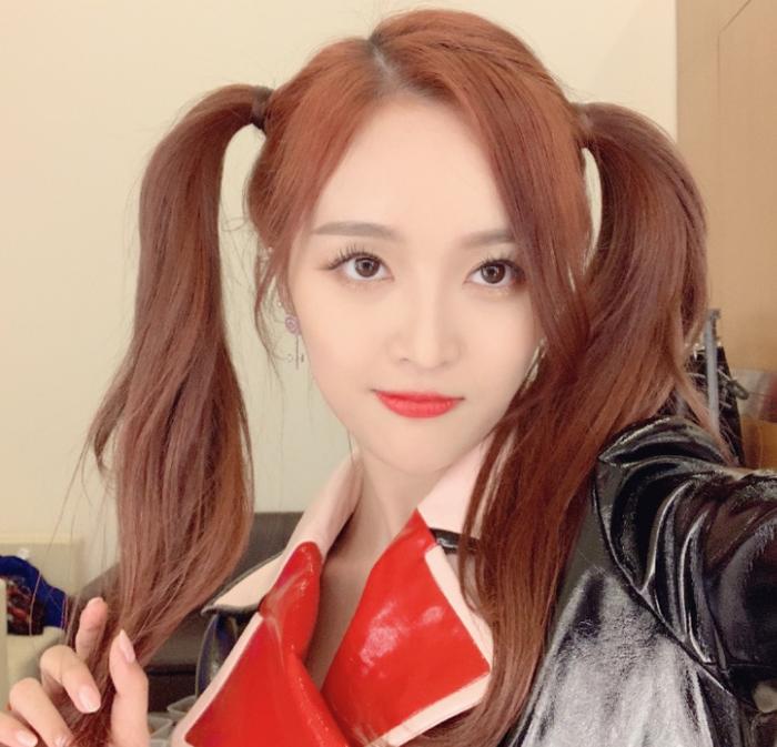 同样是扎双马尾,鞠婧祎像十几岁小妹妹,吴宣仪却是这般