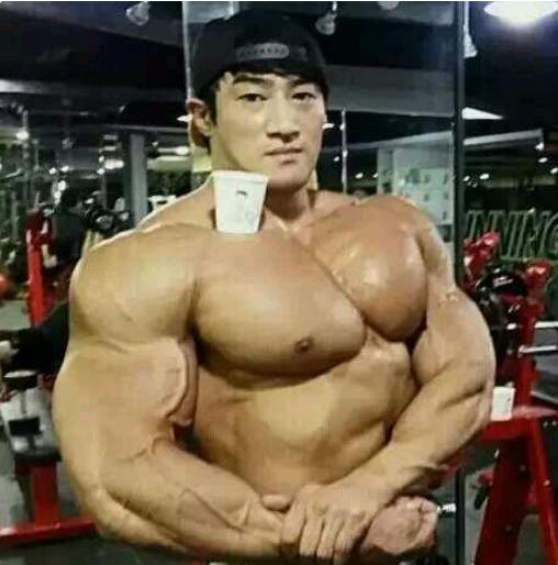 韩国健美男肌肉超大!掰手腕力量却不如妹子?网友:用药高手