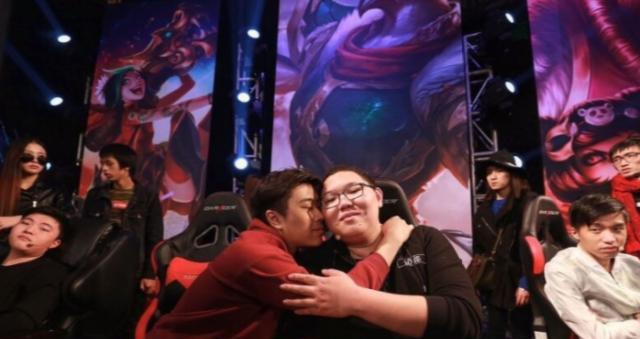 PDD低价甩卖CSGO账号，展示3款极品皮肤，加起来42万！