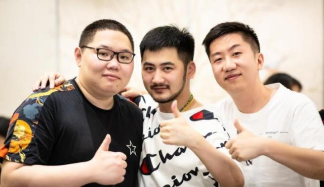 PDD低价甩卖CSGO账号，展示3款极品皮肤，加起来42万！