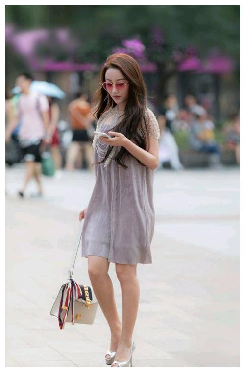 街拍，高跟鞋是时尚女人的灵魂，每一位美女穿上都显得无比靓丽