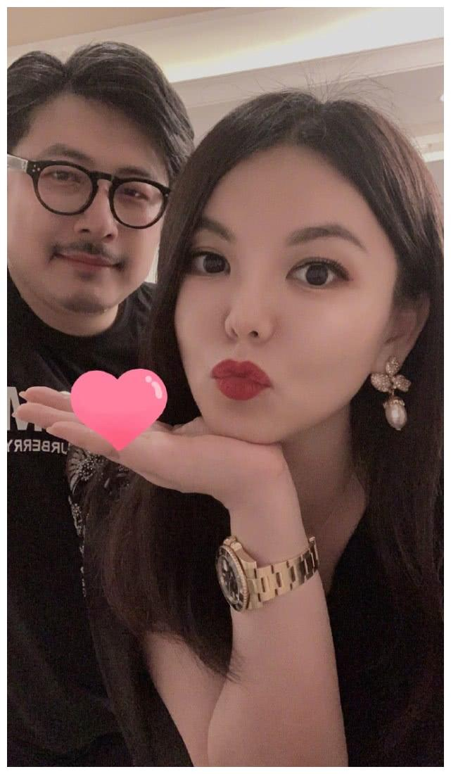 李湘深夜自拍美照为自己庆生，王岳伦甜喊老婆生日快乐