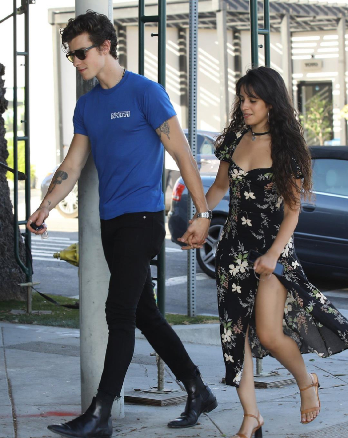 157cm卡妹和189cm男友出街，穿开叉长裙秀身材，大长腿抢镜！