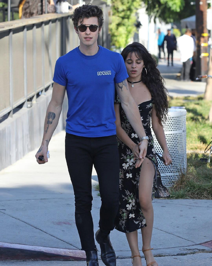 157cm卡妹和189cm男友出街，穿开叉长裙秀身材，大长腿抢镜！