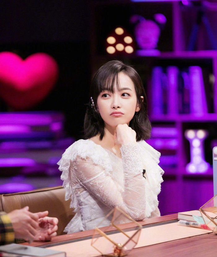 宋茜《心动的信号》新造型，5325吊带裙搭白色西装，美得优雅大气