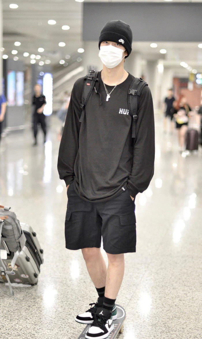 180cm王一博和187cm黄景瑜，同样搭配大裤衩，你喜欢谁？