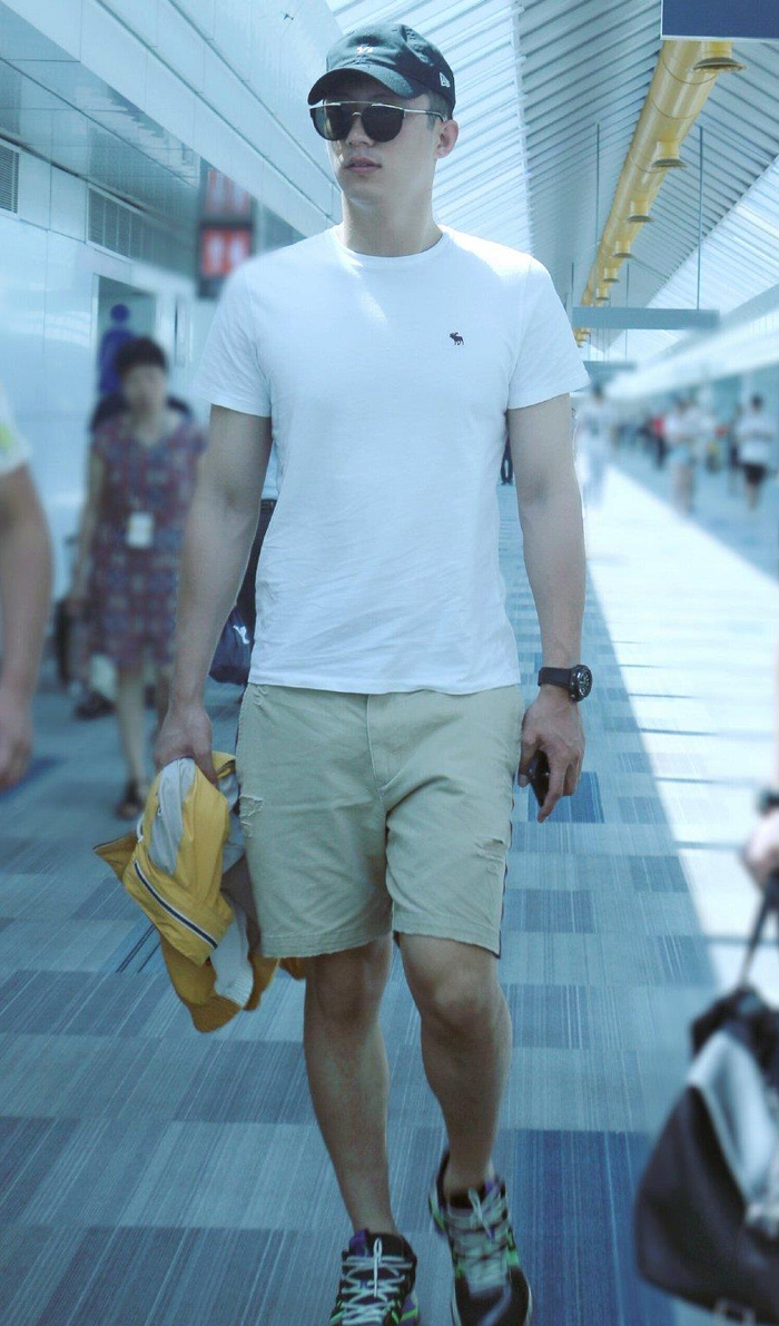 180cm王一博和187cm黄景瑜，同样搭配大裤衩，你喜欢谁？