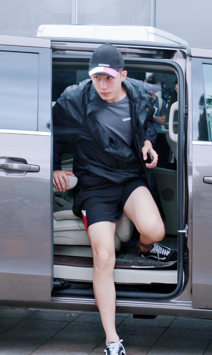 180cm王一博和187cm黄景瑜，同样搭配大裤衩，你喜欢谁？|王一博|黄景瑜|大裤衩_新浪新闻