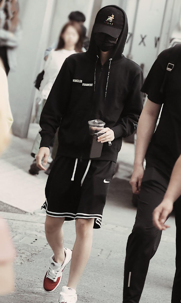 180cm王一博和187cm黄景瑜，同样搭配大裤衩，你喜欢谁？