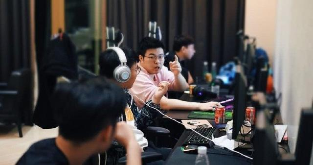 时不待官宣坐实4AM教练NIKO，微博都改名带4AM前缀了？