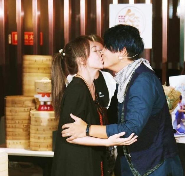 5566王仁甫38岁长成这样，12岁女儿瓜子脸、大长腿，都是遗传她