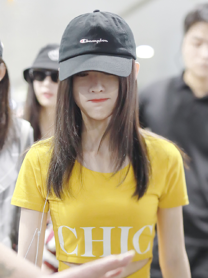 鞠婧祎才159cm，大胆穿露腰T恤，愣是凹出了大长腿！