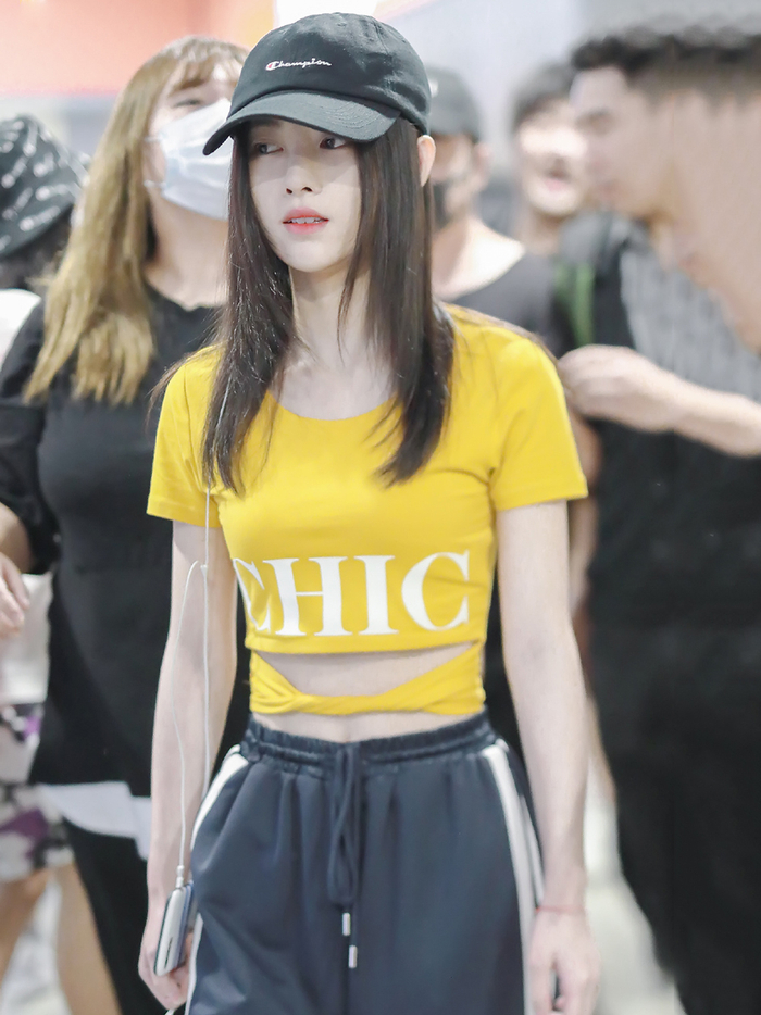 鞠婧祎才159cm，大胆穿露腰T恤，愣是凹出了大长腿！