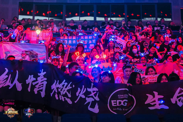 2018年KPL春季赛总决赛现场万人狂欢，Hero久竞夺冠首捧银龙杯