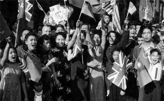 老照片：1945年，中国人民庆祝抗战胜利，鼓舞人心