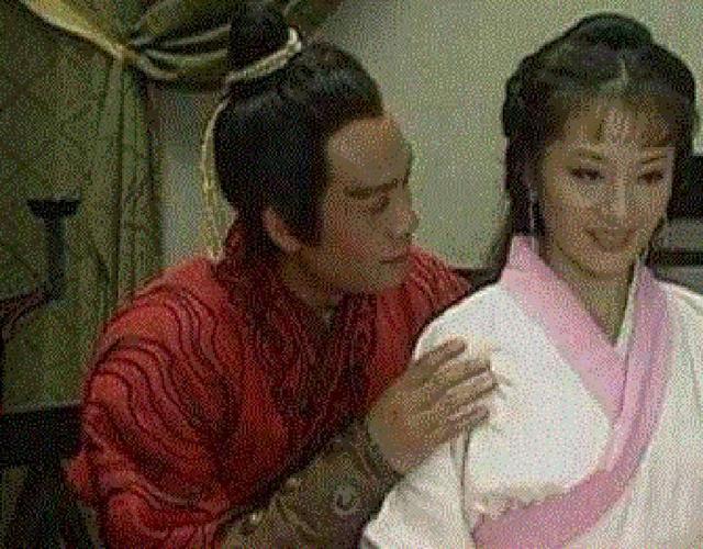 他霸占儿媳妇,儿子非但不愤怒,还让老婆打扮漂亮,为何?